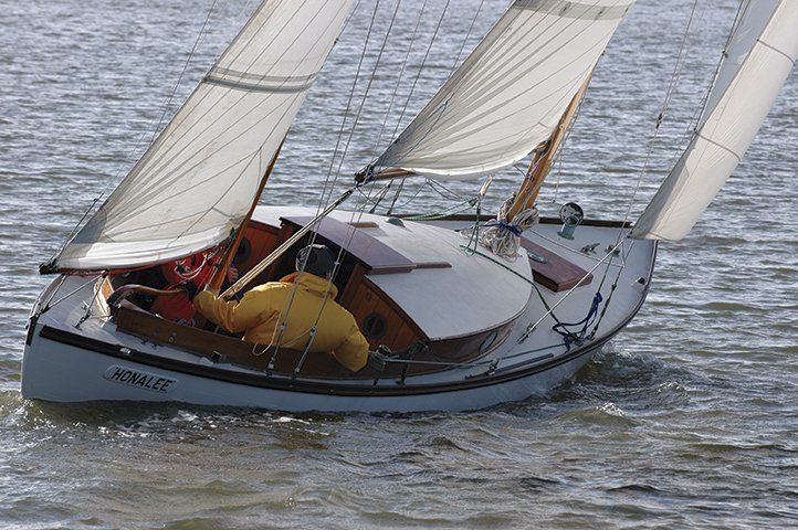 End boom vs. mid-boom sheeting - Practical Sailor