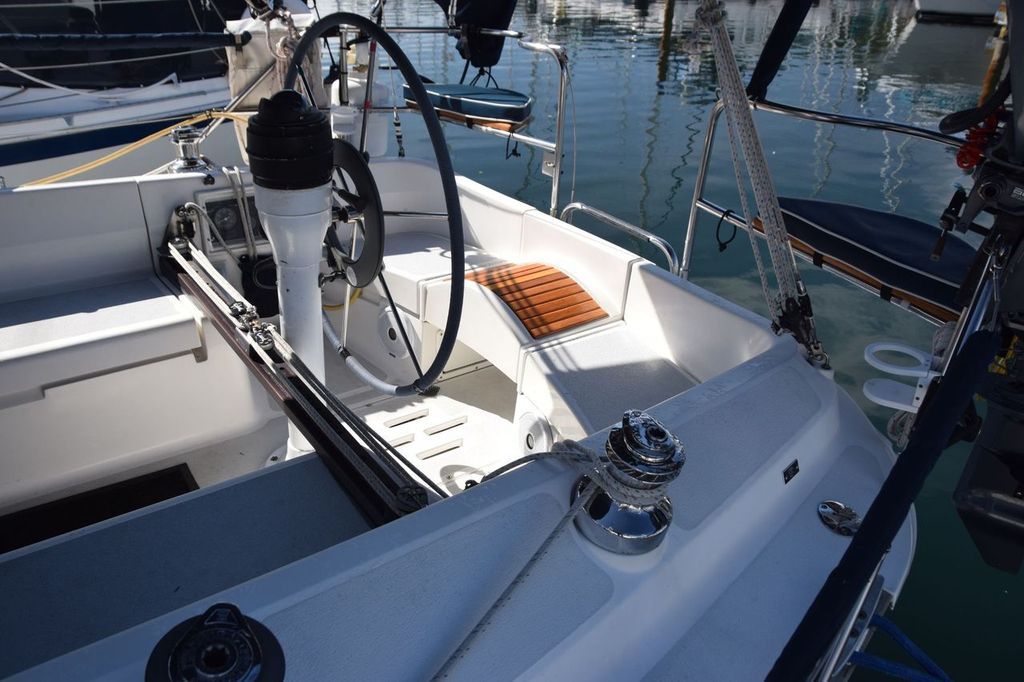 Hunter 35.5 Legend Used Boat Review - Practical Sailor